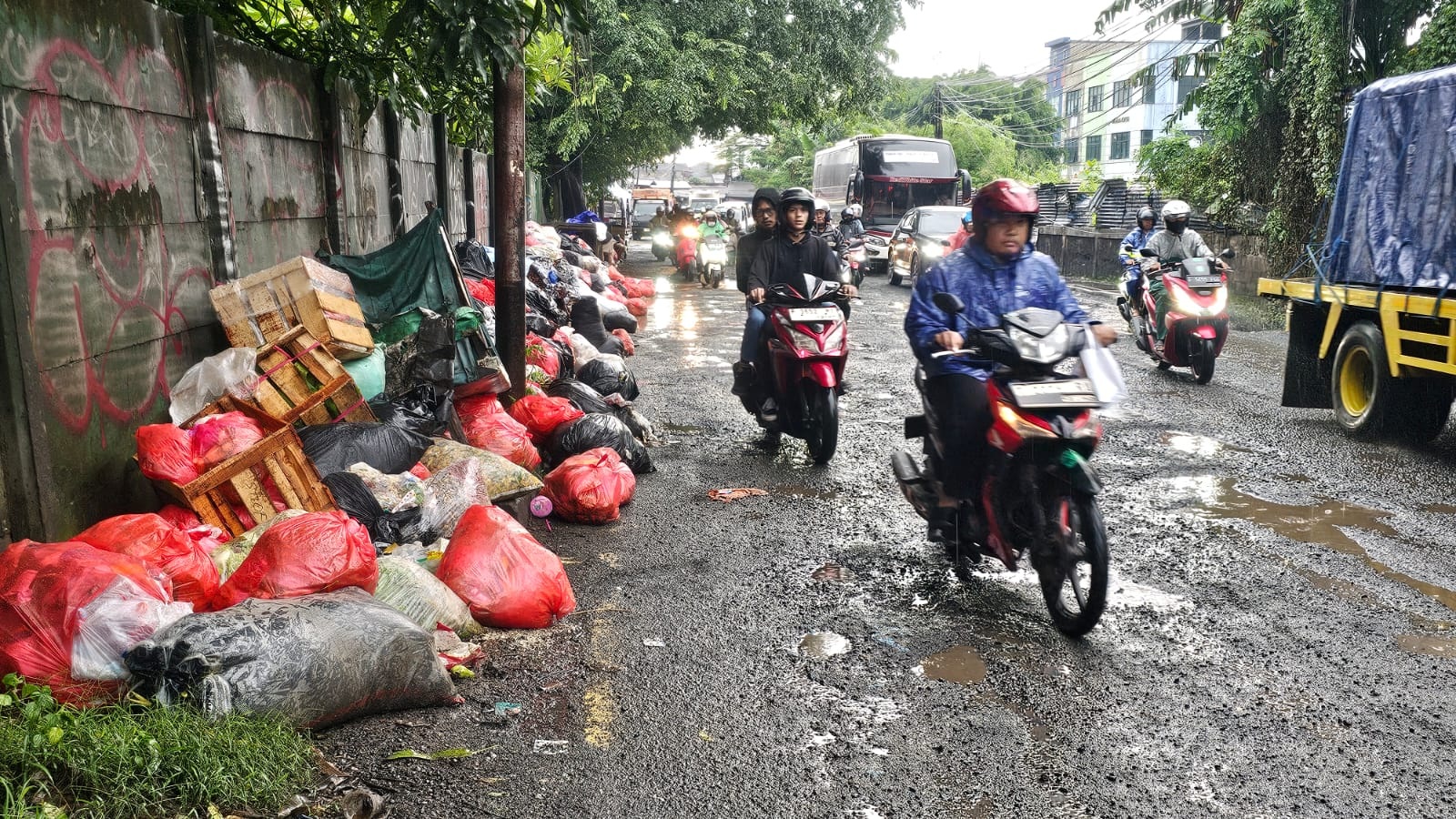 Tumpukan Sampah Kembali Muncul, Kali Ini di Pinggir Jalan Dekat TPBU ...
