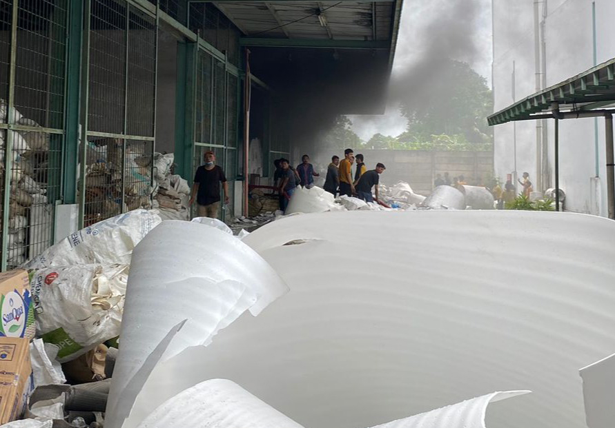 Pabrik Styrofoam Panongan Terbakar, Satu Pegawai Alami Luka